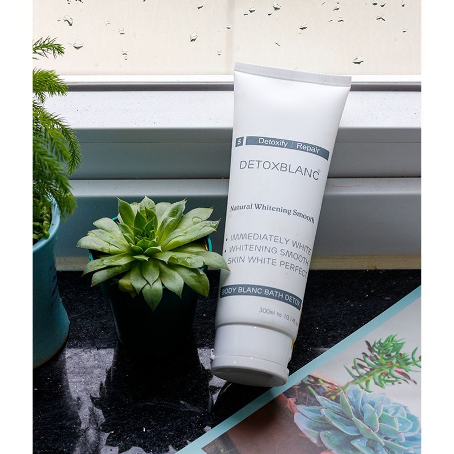Sữa Tắm Thải Độc Trắng Da Than Hoạt Tính DetoxBlanc 300ml