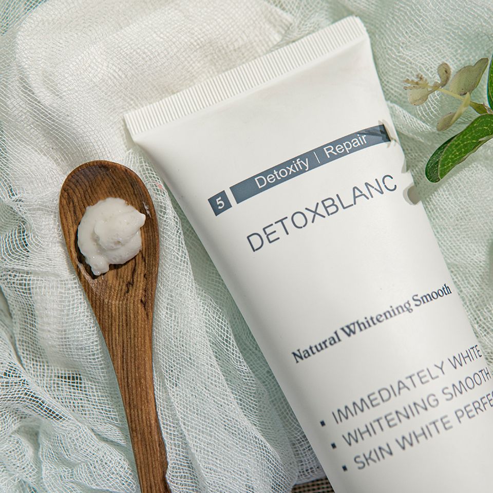 Sữa Tắm Thải Độc Trắng Da Than Hoạt Tính DetoxBlanc 300ml